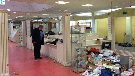 Stallholders end Cleveleys indoor market protest - BBC News