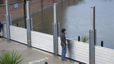 Frankwell flood defences on River Severn go up - BBC News