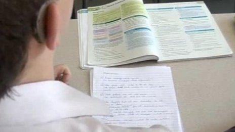 Poor reading 'points to UK schools' neglect of deaf' - BBC News