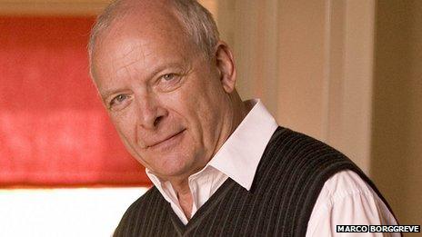 Conductor Christopher Hogwood dies aged 73 - BBC News