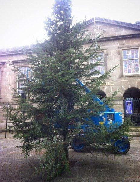 Vandalised Bodmin WW1 Christmas tree replaced - BBC News