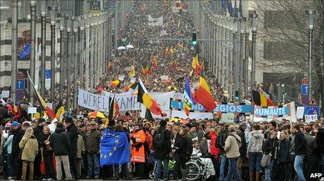 Belgian 'Shame' march demands unity and government - BBC News