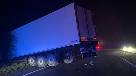 A34 partially reopens Chieveley-Chilton after jack-knifed lorry crash ...