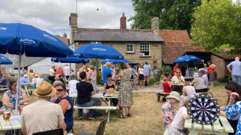 Community-owned pub Lion at Ickleton holds grand reopening - BBC News