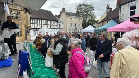 Sherborne's Pack Monday Fair attracts thousands - BBC News