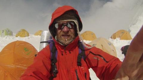 Terminal cancer patient Ian Toothill conquers Everest - BBC News