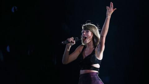 Taylor Swift makes 'Swiftmas' trademark bid - BBC News