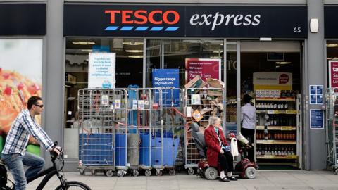 Tesco to replace 1,700 managers with lower-paid staff - BBC News
