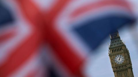 IMF downgrades UK and US growth forecasts - BBC News