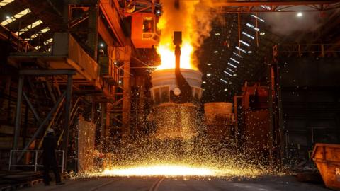 Sheffield Forgemasters: Steel firm set to recruit 14 apprentices - BBC News