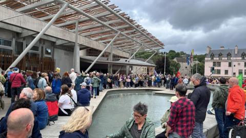 Anti-racism protesters gather across Scotland - BBC News