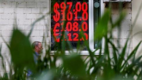 Russia rouble: No panic but currency fall will hurt - BBC News
