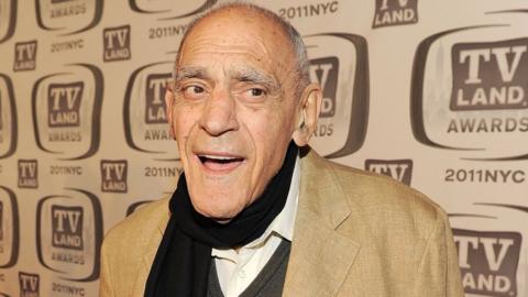Godfather actor Abe Vigoda dies aged 94 - BBC News