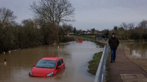 UK weather: Heavy rain and flooding across England - BBC News