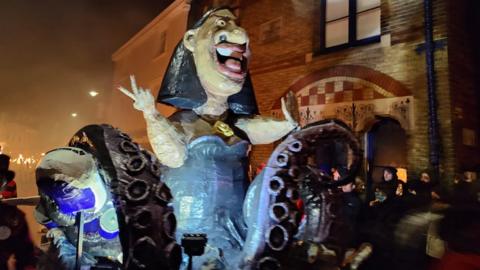 Lewes Bonfire Night: Rishi Sunak unveiled as effigy - BBC News