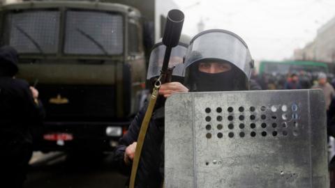 Belarus protests: Hundreds arrested after defying ban - BBC News