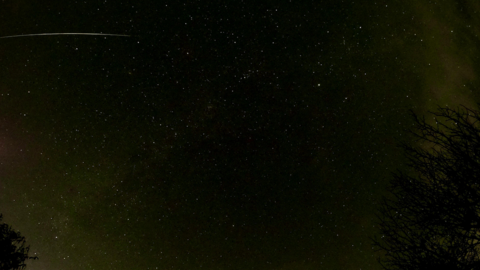 Geminid meteor shower lights up night sky - BBC News