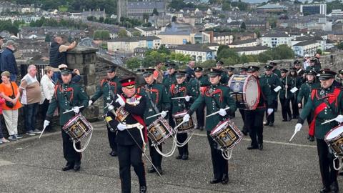Apprentice Boys: Relief of Derry Parade takes place - BBC News