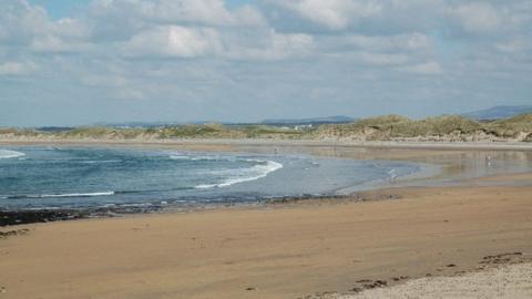 Green light for Trump's Irish wall at Doonbeg - BBC News
