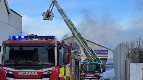 More than 30 firefighters tackle Peterborough fire - BBC News