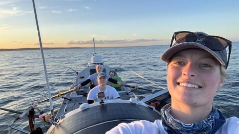 All-female trio aims to row non-stop across Pacific unsupported - BBC News