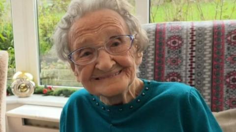 Lightwater: Ethel, 115, receives congratulations from King - BBC News