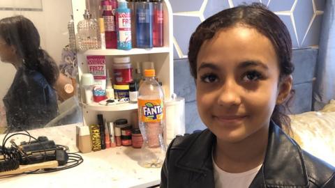 Never start vaping, says 12-year-old girl with lung damage - BBC News