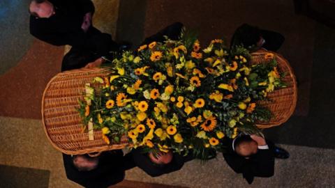 Cathedral funeral for Cornish comedian Jethro - BBC News