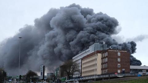 Liverpool fire causes huge plumes of smoke over city - BBC News