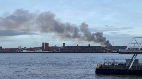 Liverpool fire causes huge plumes of smoke over city - BBC News
