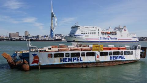 New Cowes 'floating bridge' ferry enters service - BBC News