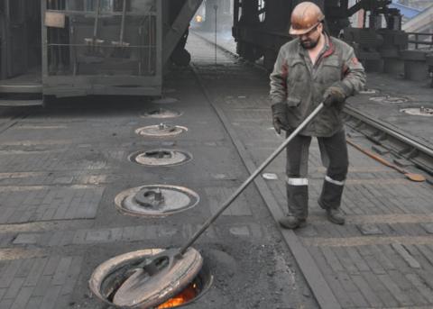 Blockades leave east Ukraine more isolated than ever - BBC News