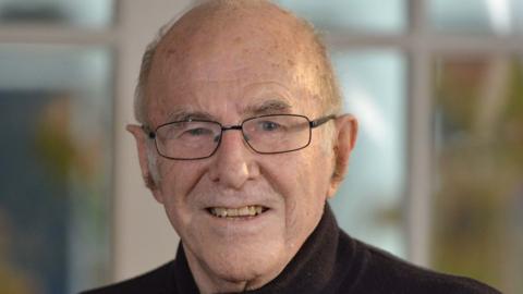 Clive James: Australian broadcaster and author dies aged 80 - BBC News