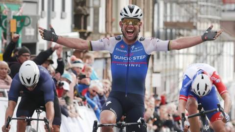 Mark Cavendish robbery trial hears phone was not defendant's - BBC News