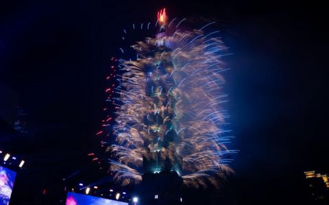 In Pictures: New Year 2025 celebrations from around the world - BBC News