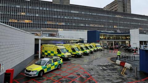 10 charts that show why the NHS is in trouble - BBC News