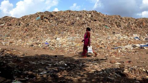 The nightmare of India's tallest rubbish mountain - BBC News