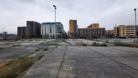 Leeds: Plans approved for 1,925-home City One development - BBC News