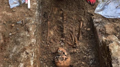 Mystery of unknown grave at St Albans Cathedral solved - BBC News