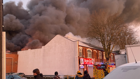 Up to 70 firefighters remain at Wolverhampton factory fire scene - BBC News
