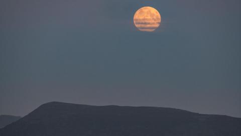 Hunter's Moon: Pictures from Wales as supermoon lights up sky - BBC News