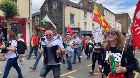 Carmarthen: Thousands join Yes Cymru Welsh independence march - BBC News