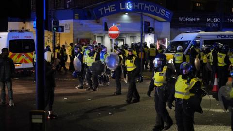 Four police officers injured in south London clash - BBC News