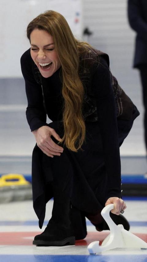 Catherine and William enjoy curling in Stirling - BBC News