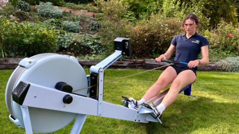 Cambridge parents support daughters 'extreme' rowing goal - BBC News