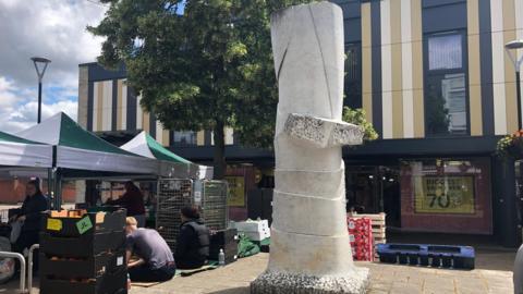 Beeston: Work starts to move 'stump' statue to new location - BBC News