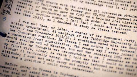 Queen kept in dark over Palace traitor for years, MI5 papers reveal ...