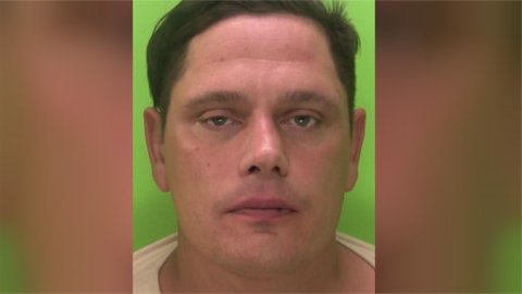 Roy Whiting: Men who attacked Sarah Payne's killer jailed - BBC News