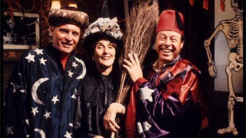 Bill Treacher: EastEnders star dies aged 92 - BBC News