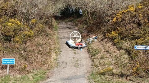Hovercraft found dumped on rural road in Devon - BBC News